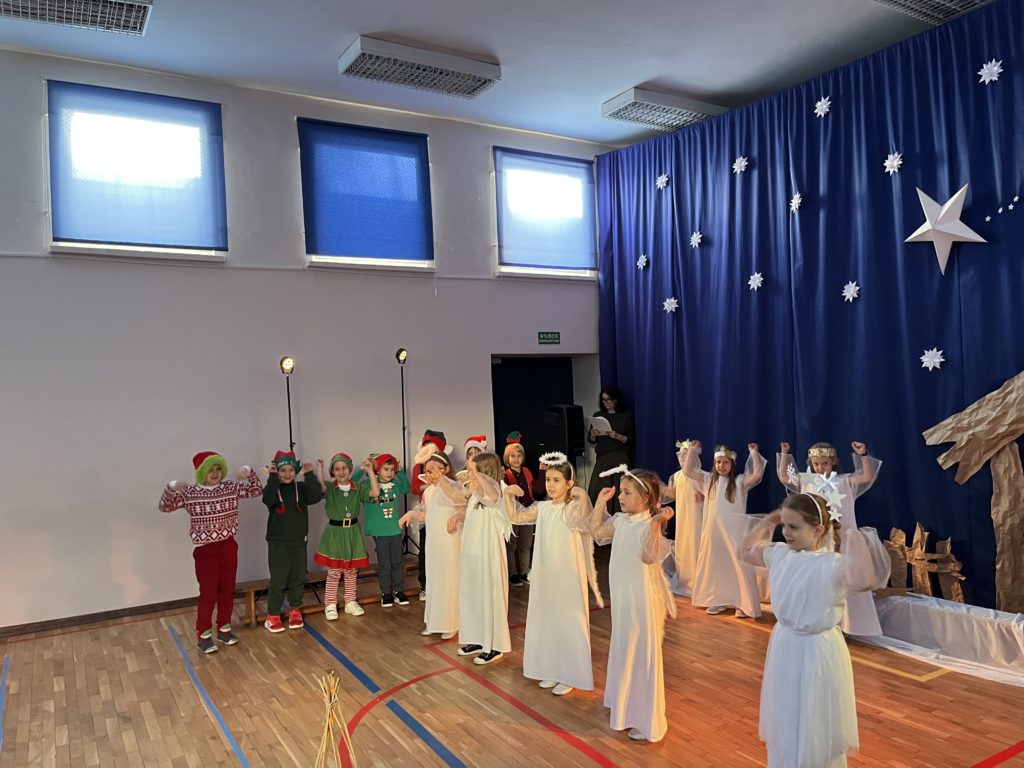 Przedstawienie świąteczne pt. „Choinka dla Aniołków”. | Szkoła ...